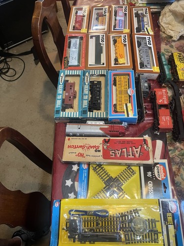 Large Vtg HO Scale Model Train Collection Engine, rolling stock Track ...