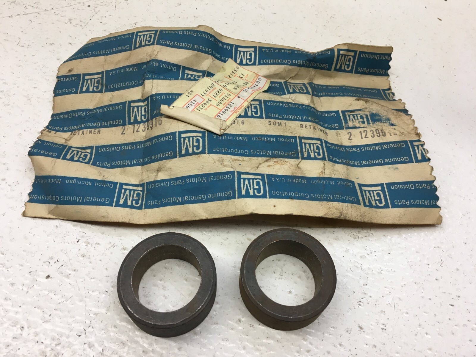 NOS 1970-79 GM Rear Wheel Bearing Inner Retainers Pair 1239916 | eBay