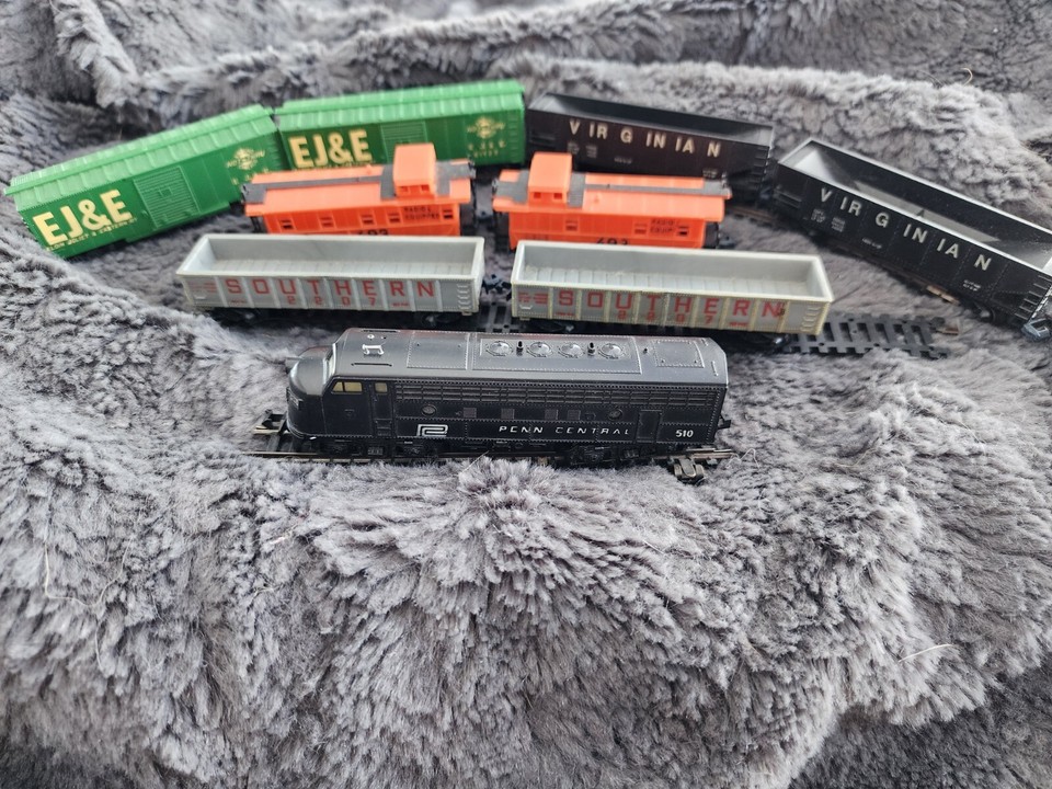 Lot of Vintage 1960s N Scale Model Train Cars and a Locomotive | eBay