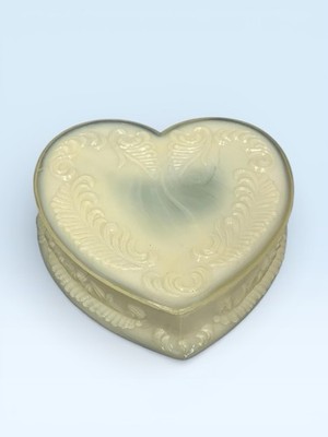 Boyd Art Glass Yellow Heart Shaped Trinket box LIGHT Glow PINK Selenium ...