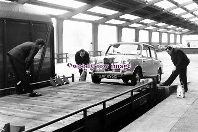 pu3129 - BR - Motorail - Car LMP 896C being loaded onto Trailer - print ...