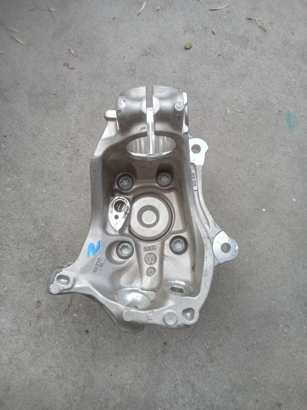 18-21 BMW 3 Series RWD G20 G21 Front right side spindle knuckle wheel ...