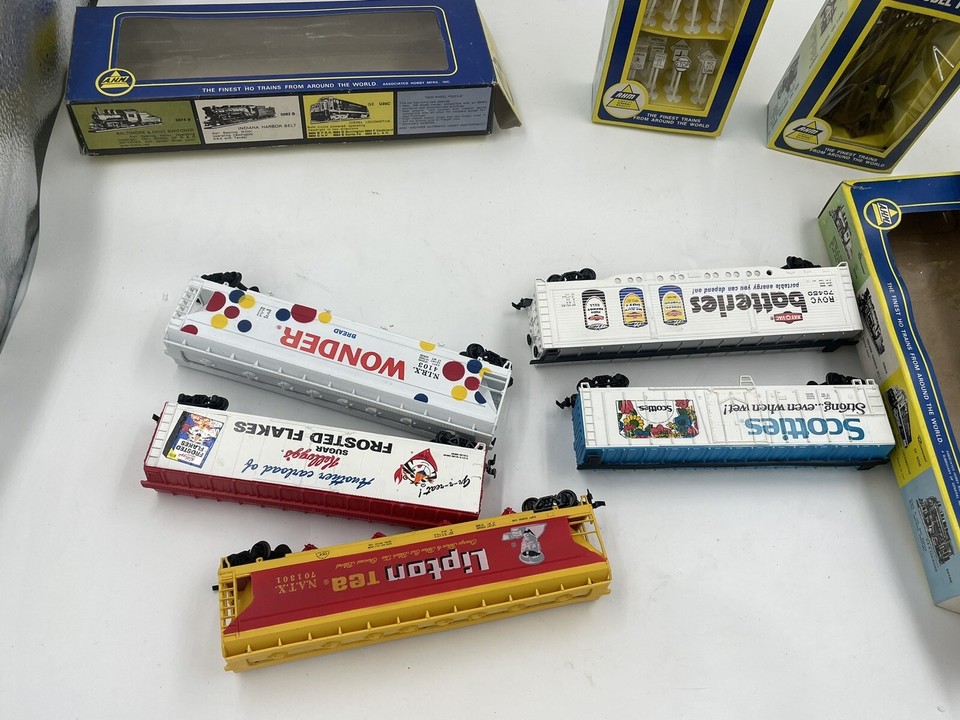 AHM train box car lot of 8 comes with 5 box cars 2 accessories and ...