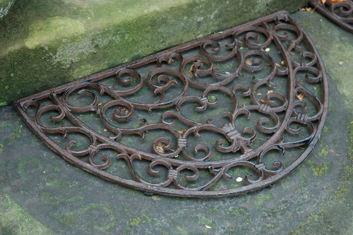 Hochwertige halbrunde Türmatte aus Gusseisen - Robust und dekorativ ...