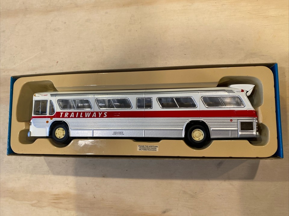 0687) TRAILWAYS BUS GM 5302 ITEM # 54303 1:50 SCALE CORGI CLASSICS DIE ...