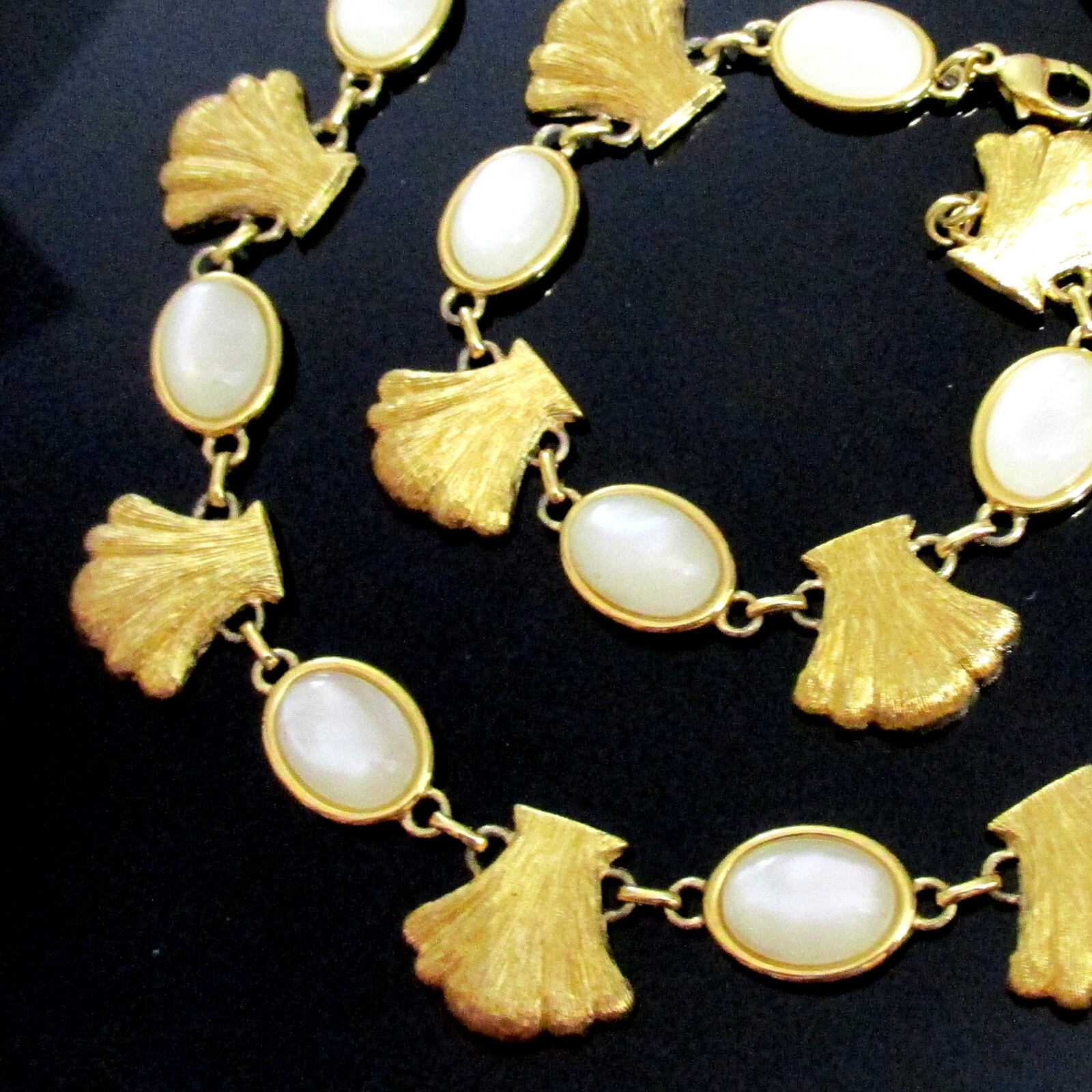 VTG RARE RUNWAY MONET FAUX MOONSTONE GILT SEASHELL NE… - Gem
