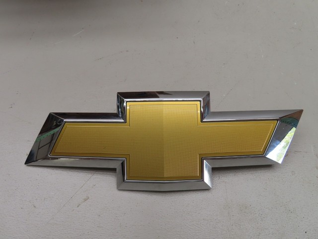 Chevrolet Suburban Tahoe 15-20 Front Grille Emblem Bowtie 84690310 for ...