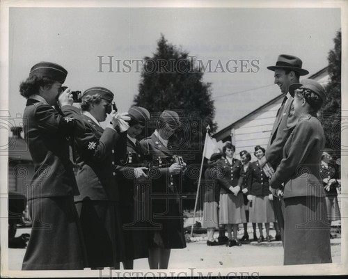 1951 Press Photo Frank Pace & Mary Hallaren pose for WAC trainees at ...
