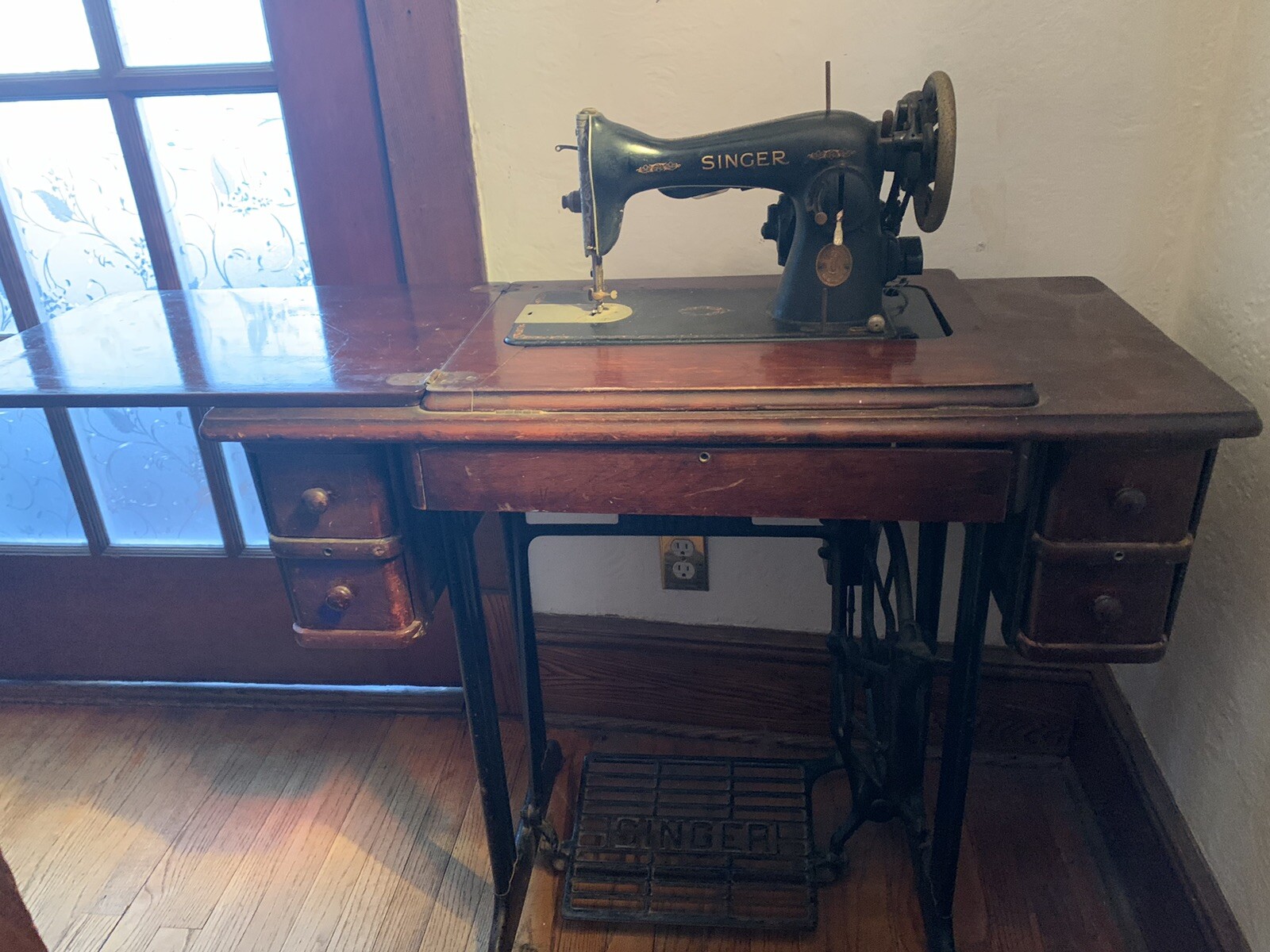 Vintage Antique Singer Sewing Machine with Table and Matching Stool | eBay