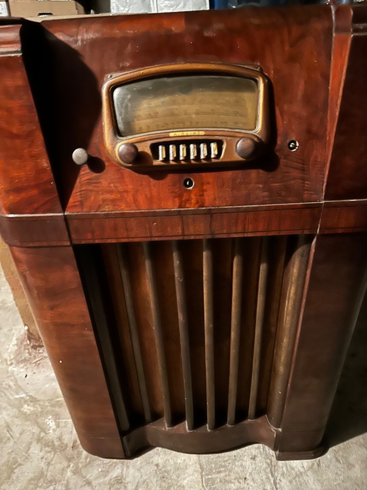 Full sized stained wood antique radio in used condition will need one ...