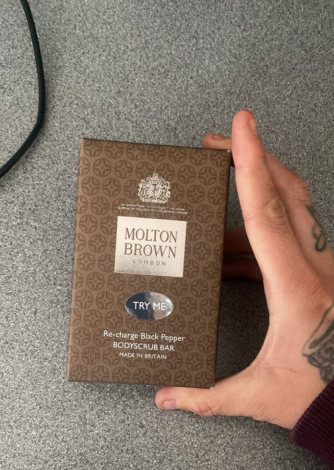 Molton Brown Re-charge Black Pepper Exfoliating Body Scrub Bar 250g ...