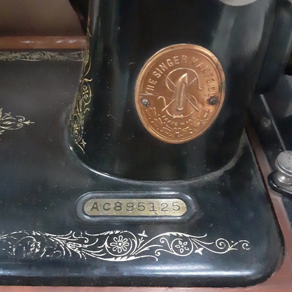 Antique 1933 Singer Sewing Machine With Knee Lever Hem Feet Crank Wood ...
