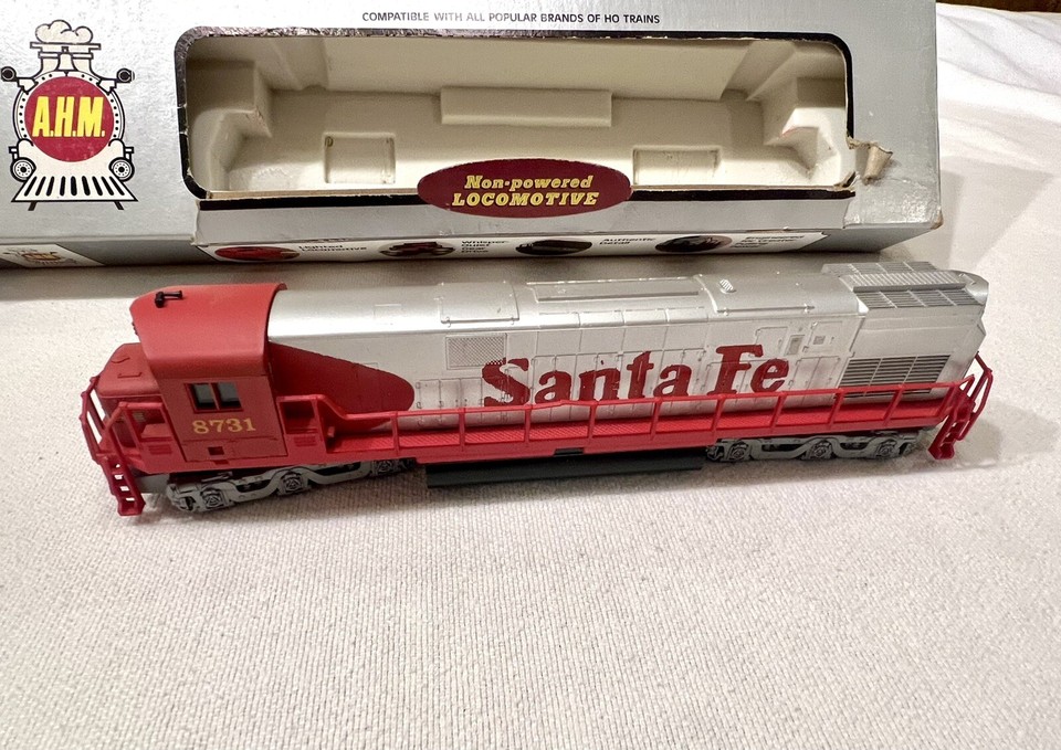 AHM HO Scale Santa Fe C628 Diesel Locomotive Set - Powered & Nonpowered ...