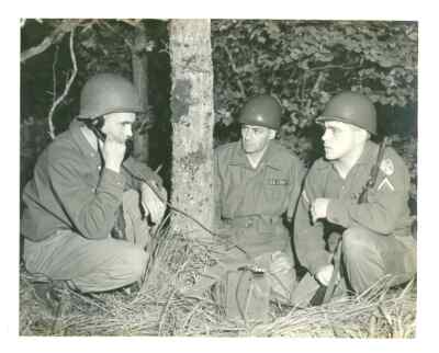 VINTAGE ORIGINAL 8 X 10 WWII PHOTO OF 3 SOLDIERS USING FIELD PHONE | eBay