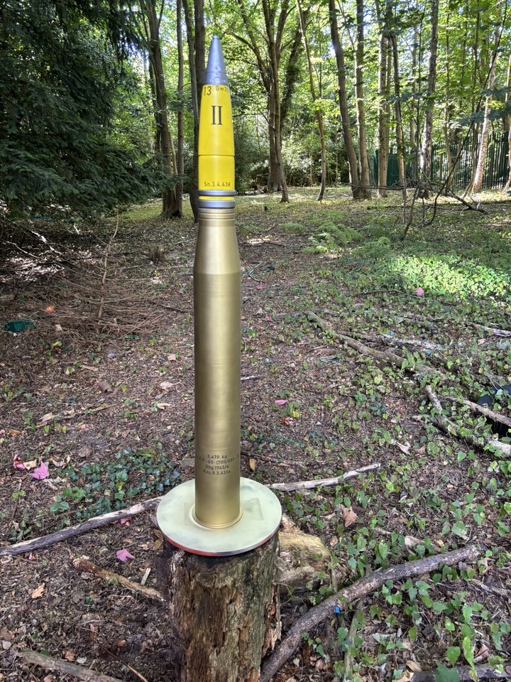 Full Size King Tiger 2 (II) WW2 Tank 8,8kwk HE Round Shell. Display ...