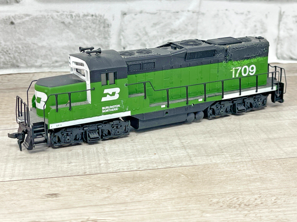 HO Scale Walthers Trainline Locomotive 931-101 Burlington Northern GP9M ...