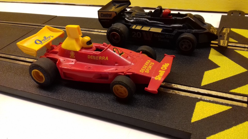 2 x VINTAGE SCALEXTRIC F1 Cars - C133 Walter Wolf #20 + C385 Deserra ...