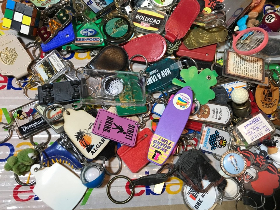 HUGE LOT 200+ NOVELTY KEY RINGS / KEYCHAINS LOCATION SOME RARE JOB LOT ...