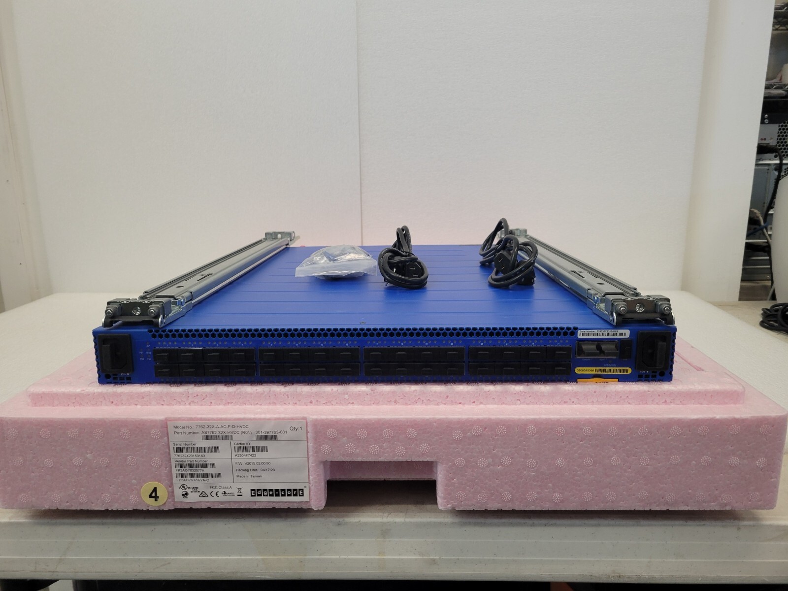 New Edge-Core AS7762-32X-A-AC-F AS7762-32X Switch 32 x 100GB Ports ...