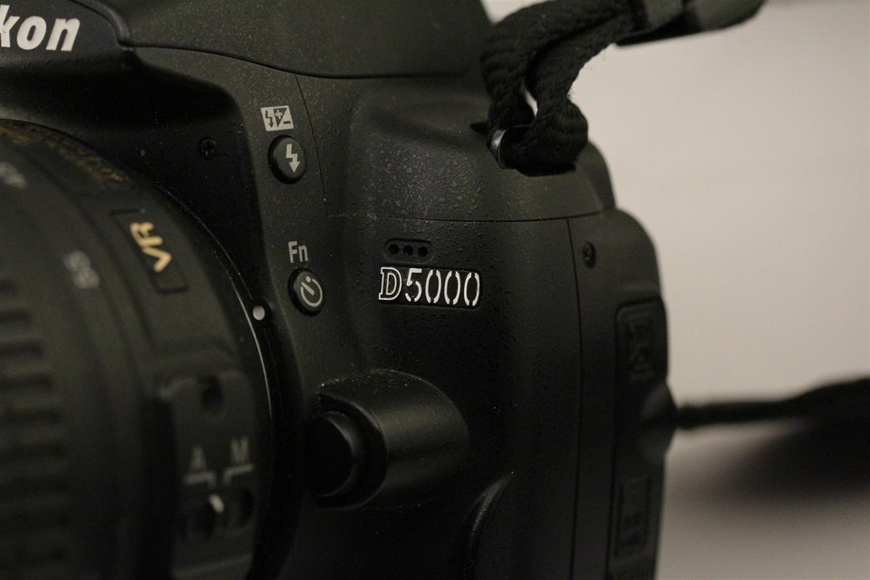 Nikon D5000 Digital 12.3 MP Camera With Lens Charger and Case | eBay