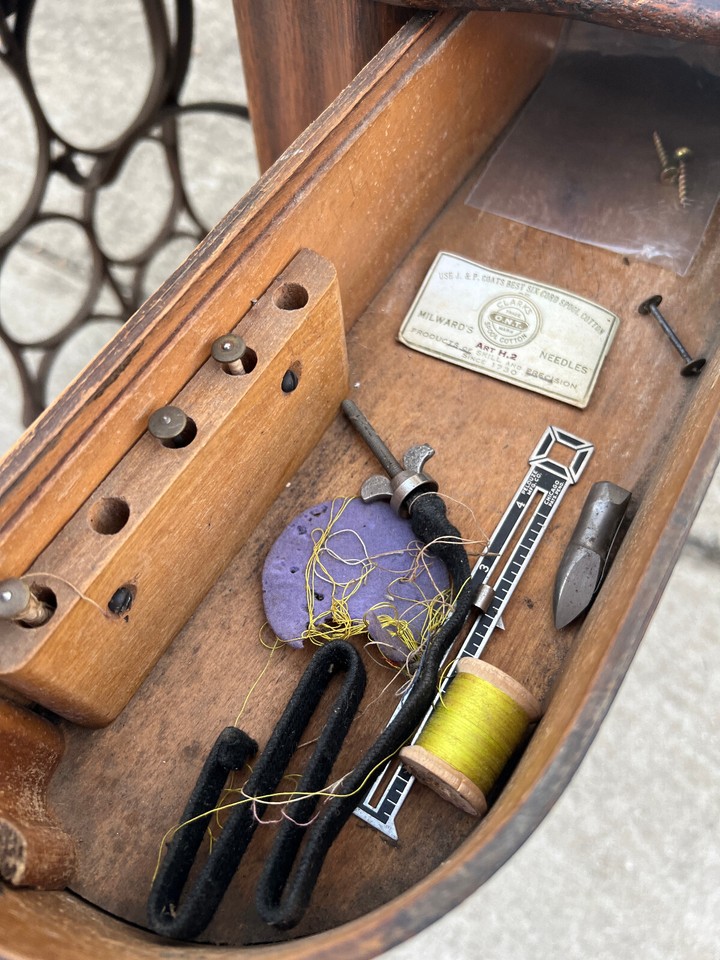 1905-1915 Free No. 5 in Oak Cabinet Treadle Sewing Machine - RARE ...