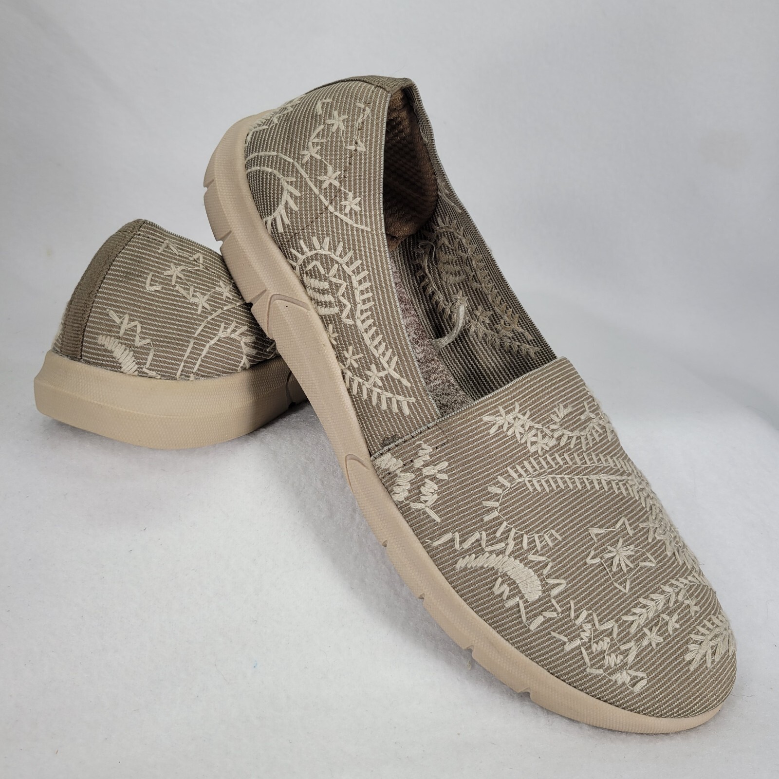 Yuu Shoes Womens Sz 8 Krishna Gray Beige Embroidered Slip On Comfort ...