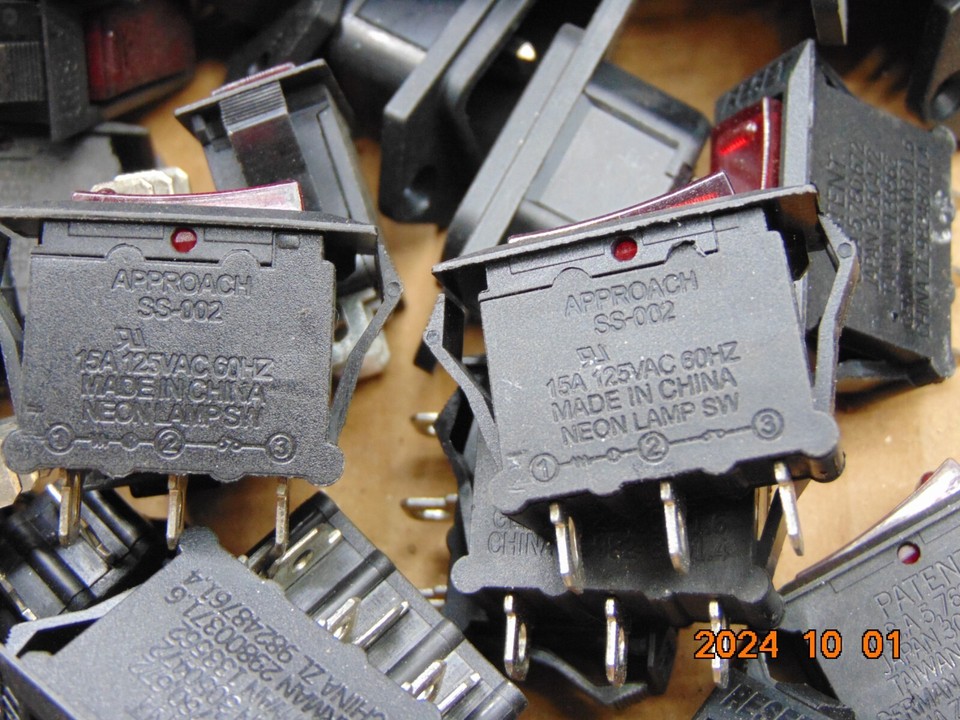 (5) Approach SS-002 Snap-in Circuit Breaker 15A @ 125VAC Reset Off ...