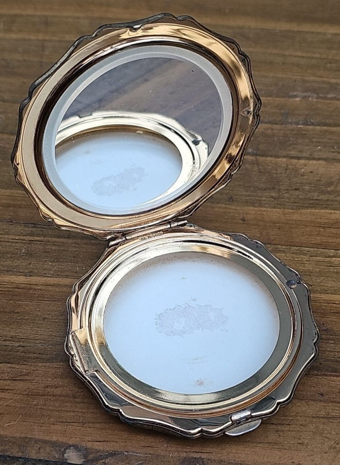 VINTAGE STRATTON WEDGWOOD GREEN CAMEO JASPERWARE COSMETIC COMPACT | eBay UK