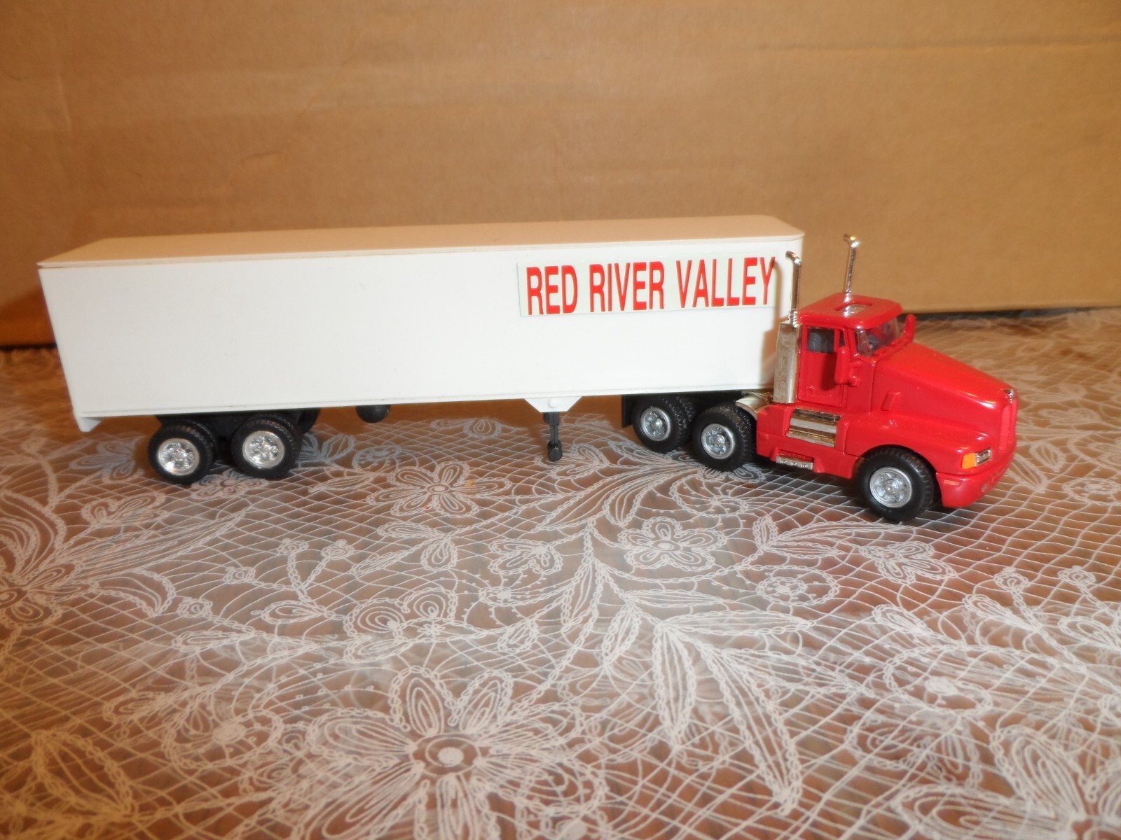 HO SCALE KENWORTH TRACTOR AND 40 FT. BOX TRAILER RED RIVER VALLEY WITH ...