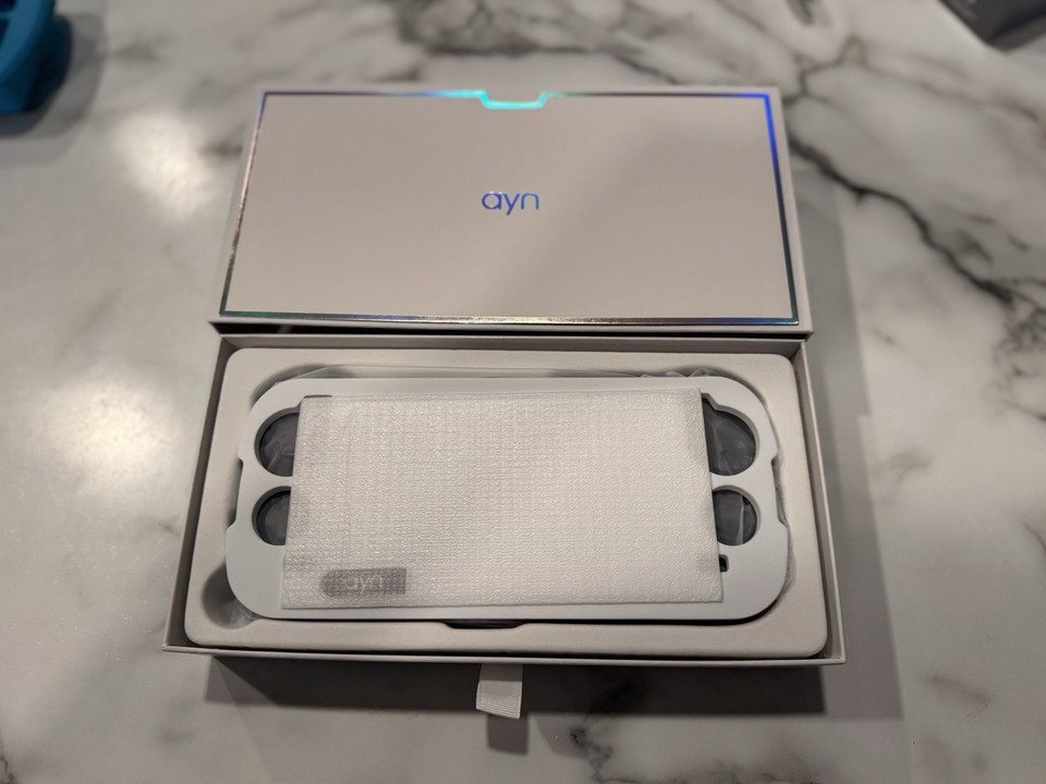 AYN Odin 2 Base w/ 1 TB MicroSd, Carrying Case, TP Shell and Screen ...