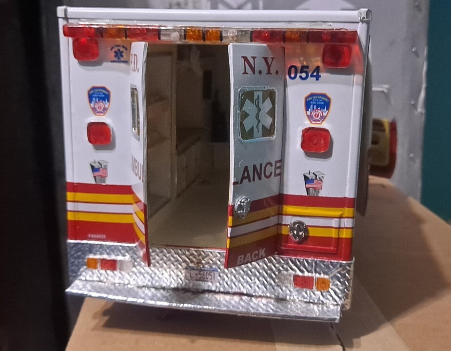 1:18 Ford Excursion Ambulance 911 WTC FDNY FIRE DEPT. 1 OF 1 | eBay