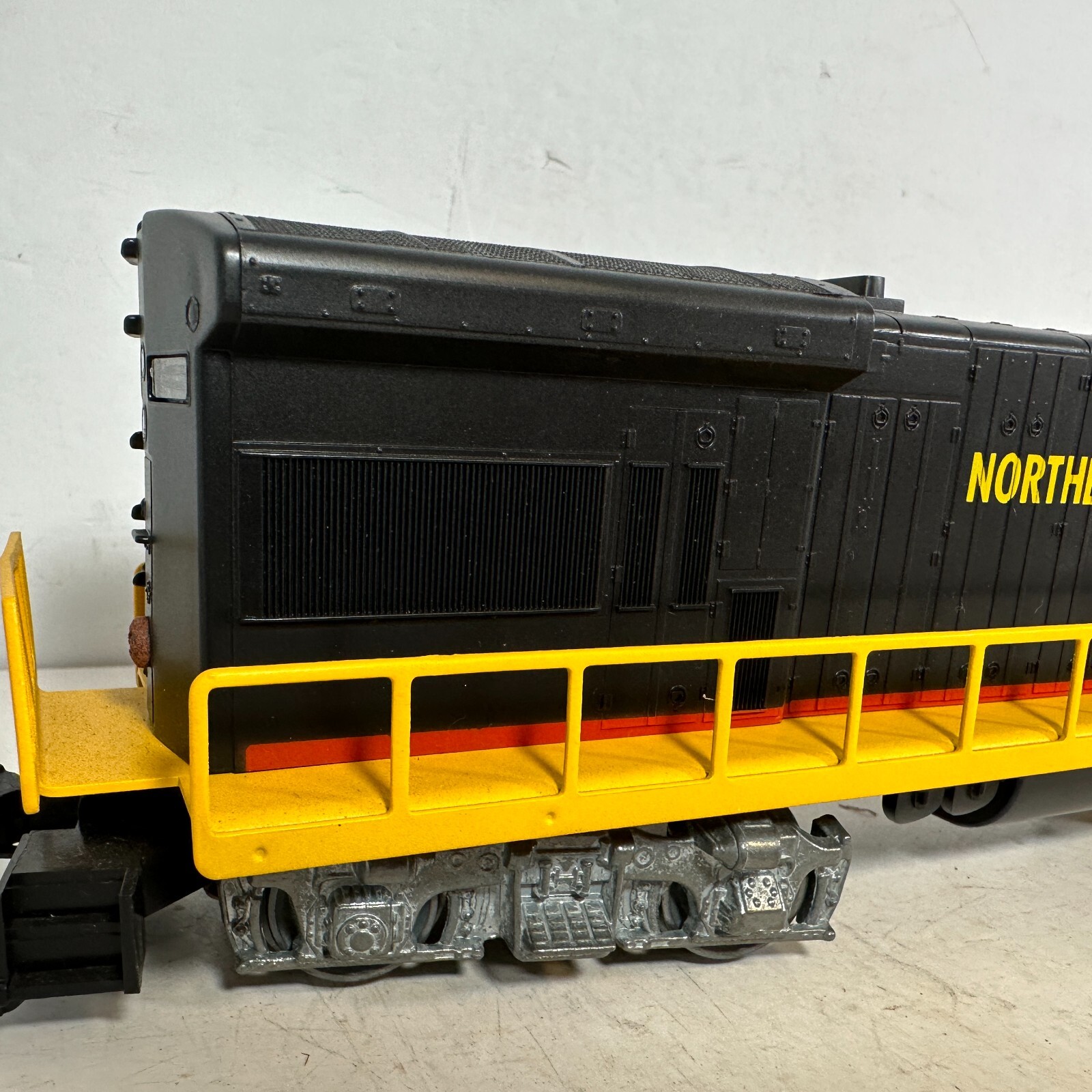 Lionel 6-8858 O Gauge Northern Pacific NP U36B Locomotive Non-Powered ...