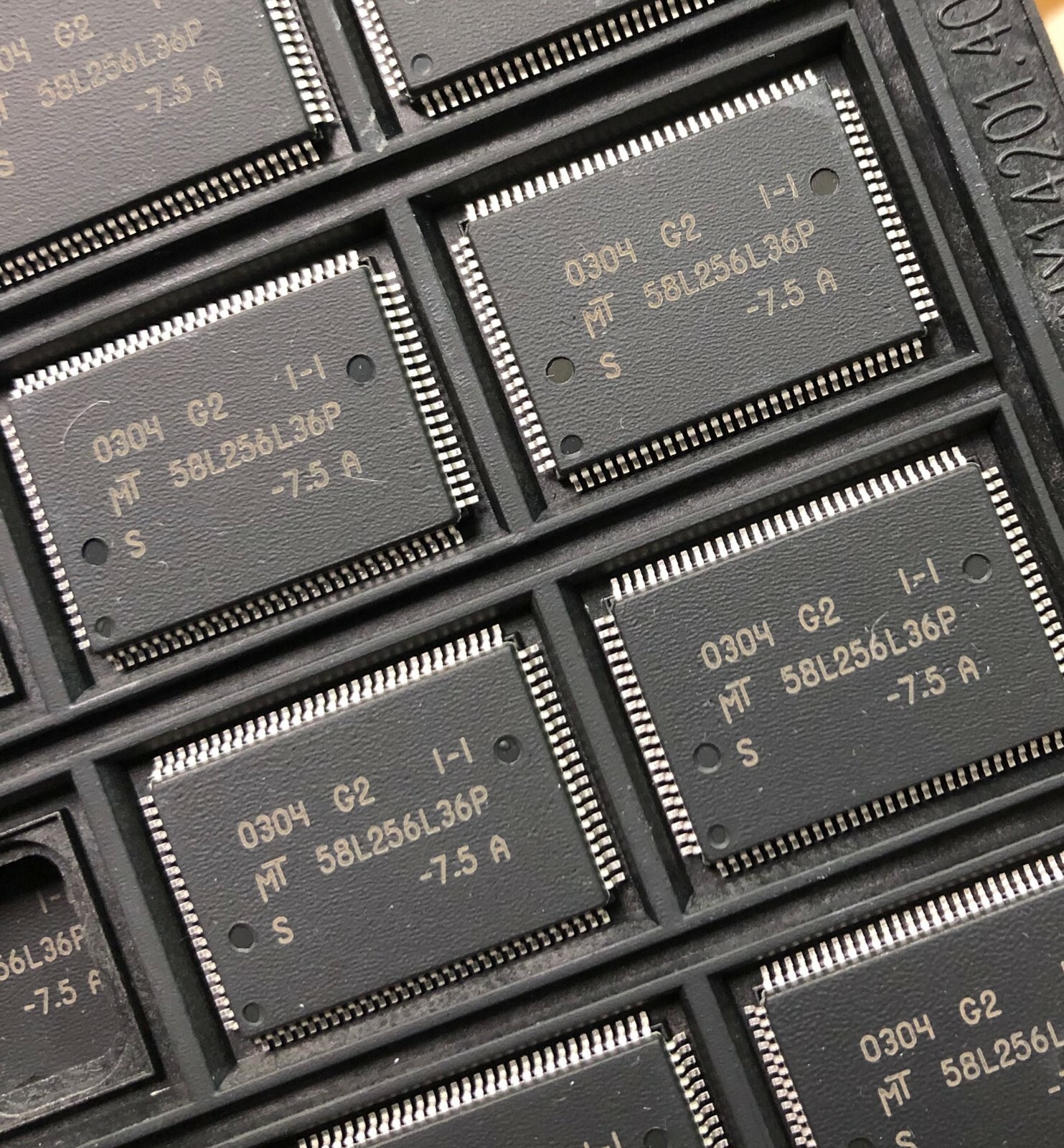 MICRON MT58L256L36PS-7.5 Cache SRAM, 256KX36, 4ns, CMOS, PQFP100 **NEW ...