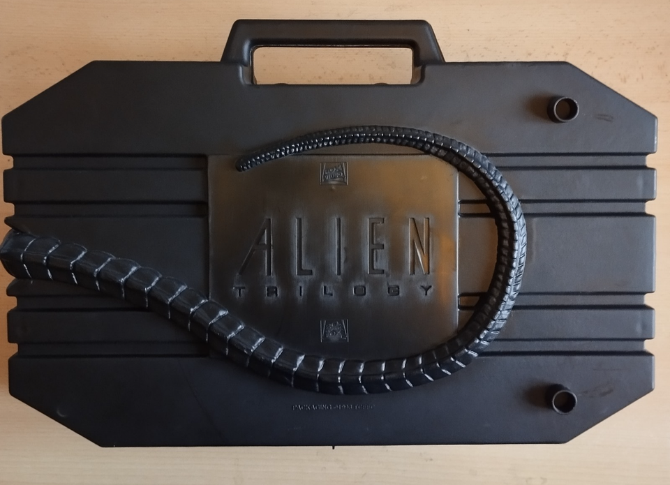 ALIEN TRILOGY VHS COLLECTORS EDITION FACEHUGGER BOX SET . T SHIRT STILL ...