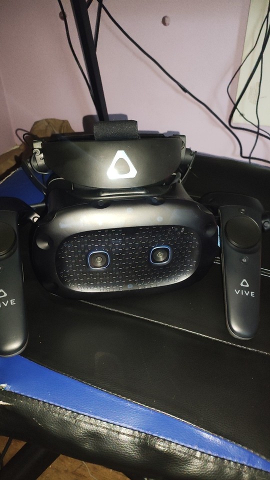 HTC Vive Cosmos VR Headset w/ VR Controllers/Base Stations/link Box ...