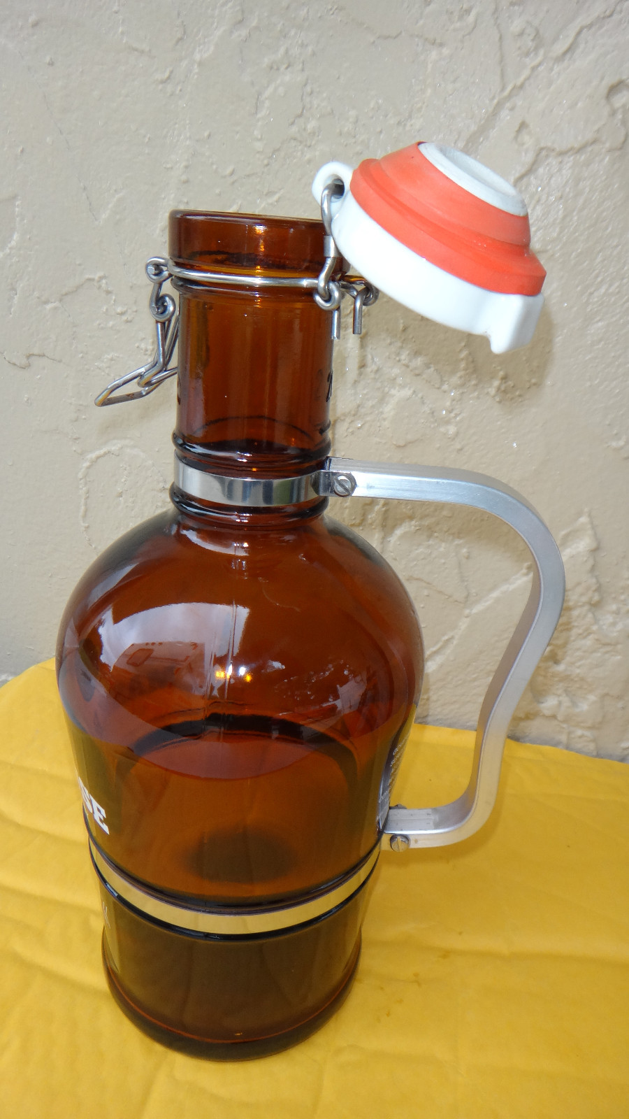 Vintage Muster Geschutzt 2-Liter Amber Glass Beer Growler Aluminum ...