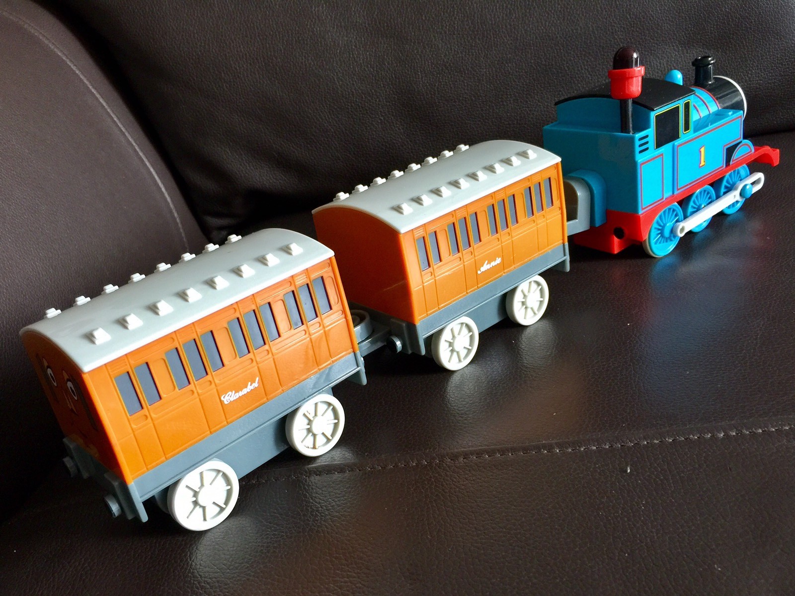 2003 Tomy Gullane Thomas The Tank Engine & Carriages Annie & Clarabel ...