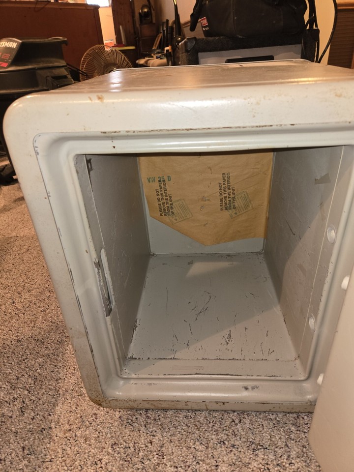 Sentry Safe Model 1330 Valeguard Combination Floor Safe 21"x17" x17 ...