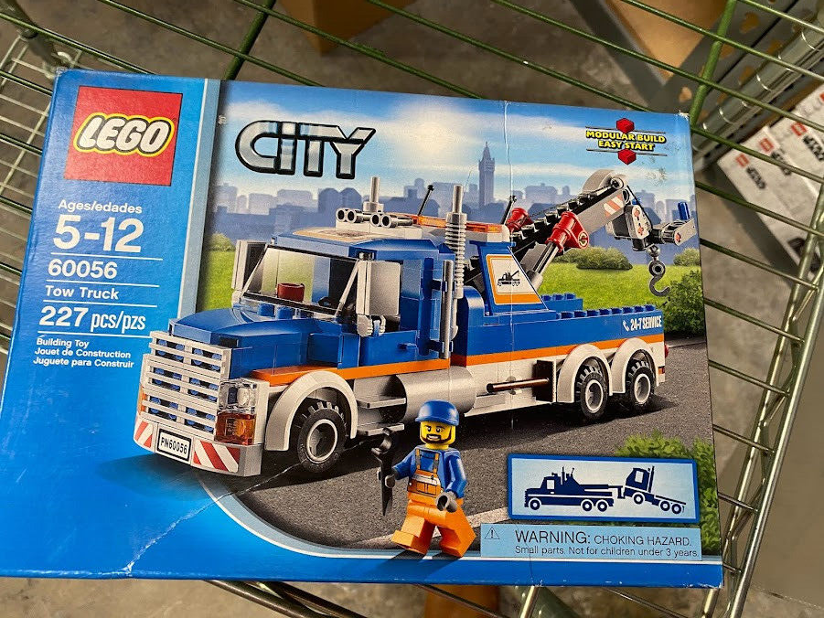60056 TOW TRUCK city town lego legos NEW sealed great vehicles DAMAGED ...