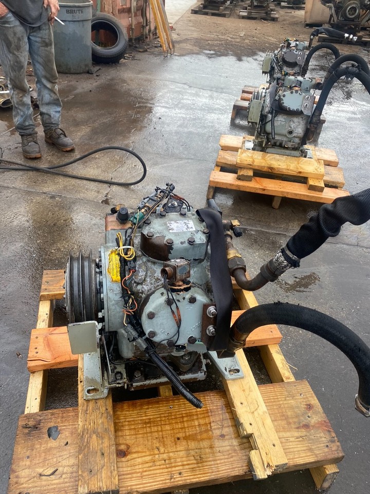 MCI PREVOST VANHOOL BUS CARRIER 05G COMPRESSOR WITH CLUTCH AND PULLEY ...
