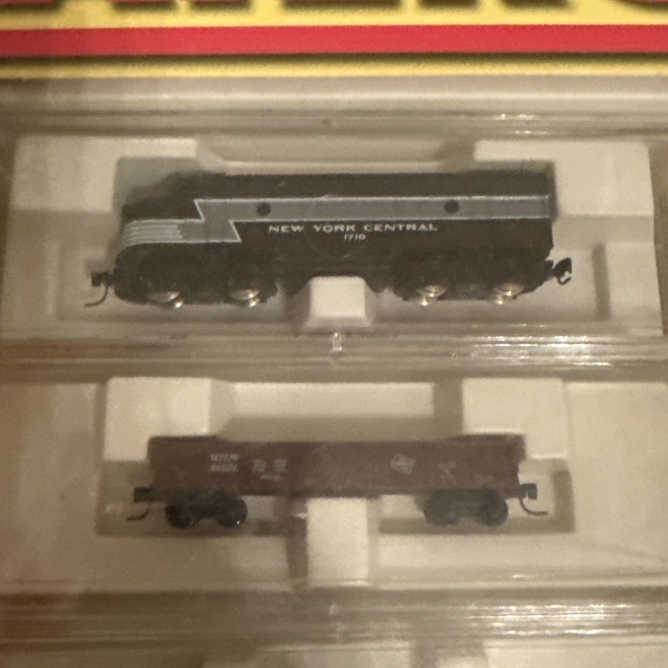 Micro-Trains Line Z Scale Desk Top Railroad Set With 5 Extra Cars. | eBay
