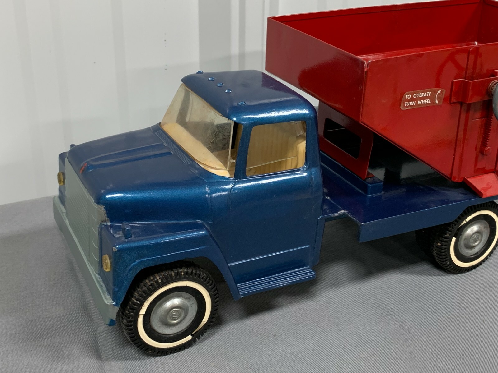 Ertl International Harvester IH Loadstar Gravity Wagon Feed Truck Grain ...