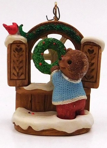 Hallmark Keepsake Ornament Welcome Sign Christmas Holiday Bear Wreath ...