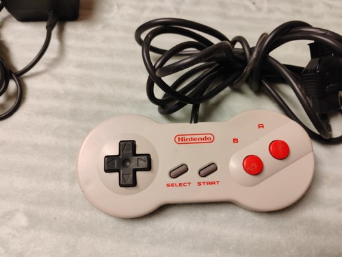 Nintendo NES-101 Top Loader Console w OEM Dog Bone Controller & Cables ...