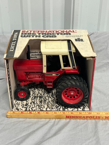 International Harvester IH 1586 Tractor with Duals no decal 1:16 Ertl ...