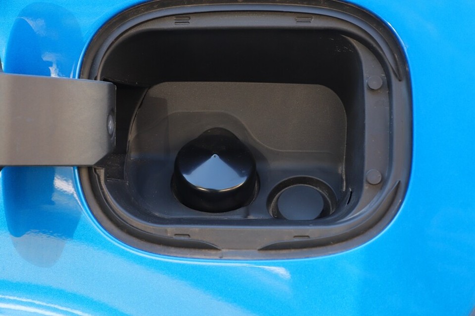 Capless Fuel Filler Cover Gas Cap Dust Cover For 17-24 CHEVY Silverado ...