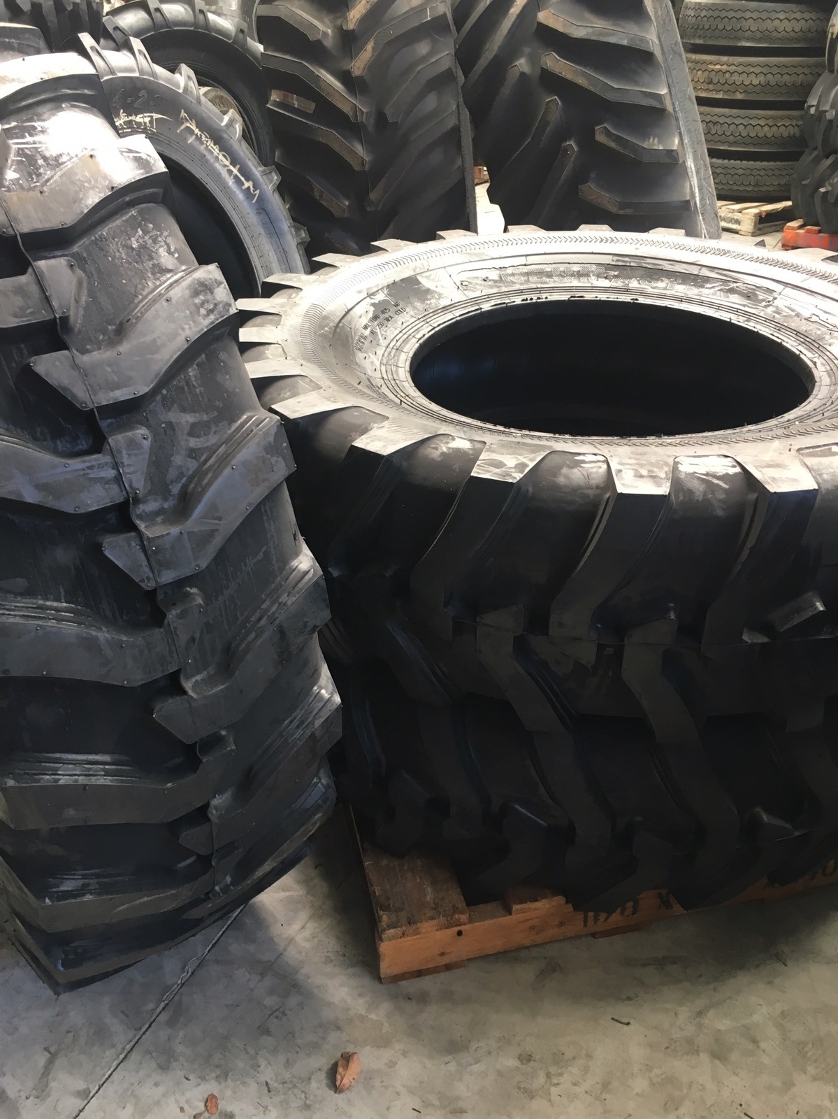 NEW R4 BACKHOE Tyre 18.4x28 12ply 18.4-28 Tractor Loader FREIGHT Tyres ...