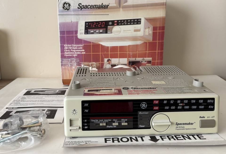 GE Spacemaker 7-4230 Kitchen AM/FM Clock Radio Under Counter w/Light ...