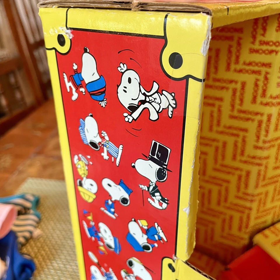 Vintage Peanuts Snoopy 1963 Wardrobe Trunk Plush Nine Outfits ...