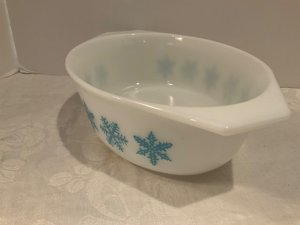 Vintage PYREX 1.5 Quart Casserole Bowl oval blue snowflakes on white | eBay